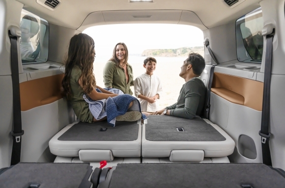 Volkswagen announces 2025 ID. Buzz pricing and range and offers first ...